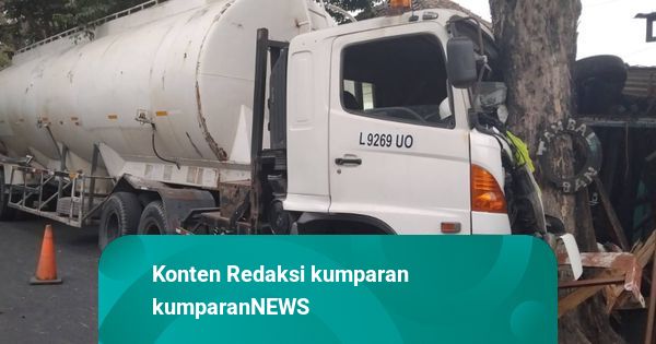 Truk Tangki Tabrak Pohon di Bantul, Diduga karena Sopir Mengantuk | kumparan.com